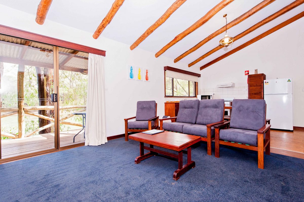 LAKESIDE CABINS - self-contained accommodation
